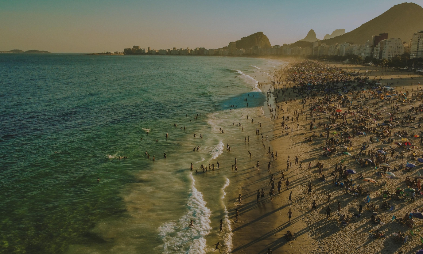 Em dia de praia lotada avião cai no mar de Copacabana (Vídeo) | VEJA RIO